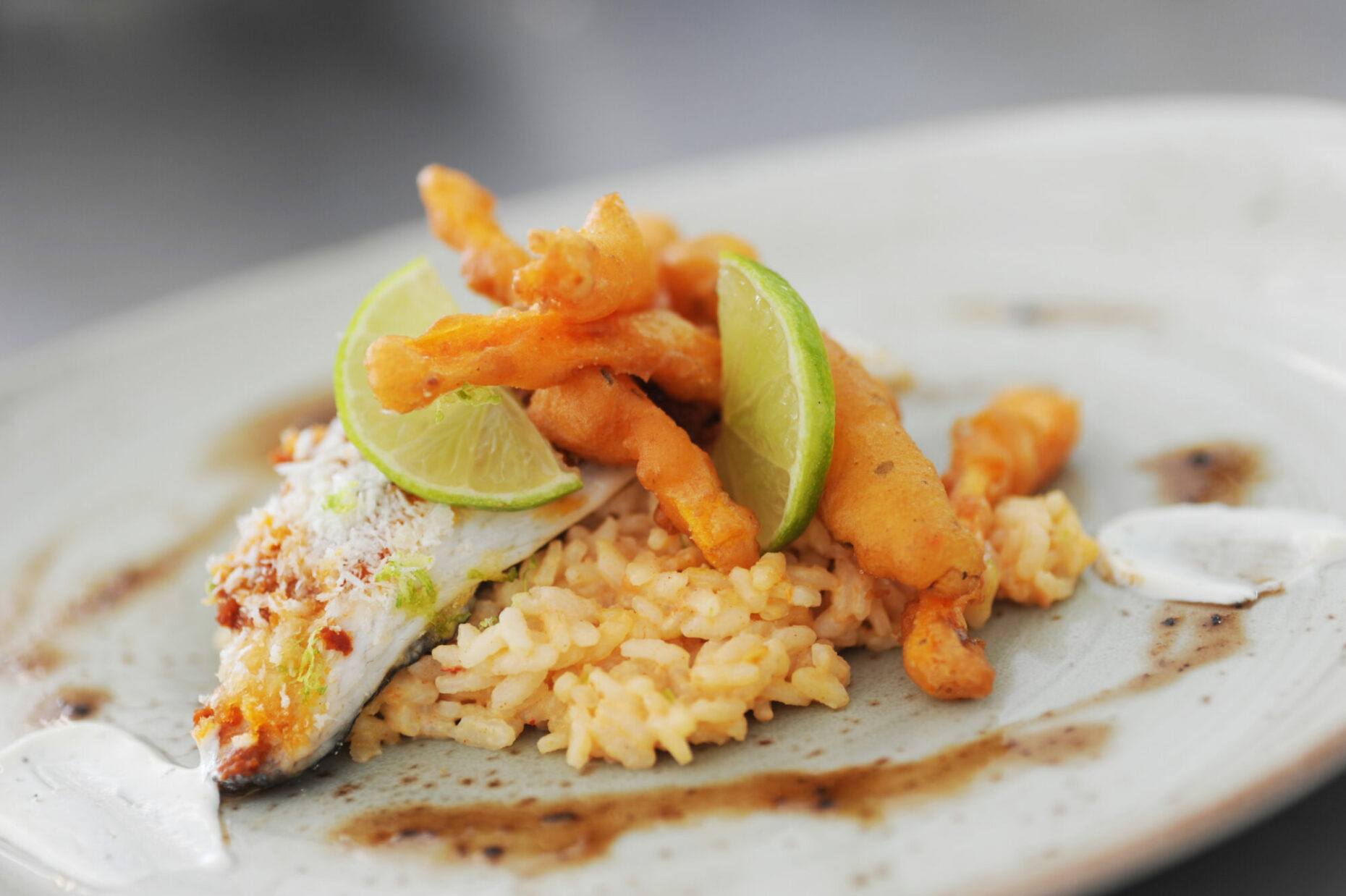Filet de dorade frit avec risotto et sauce à l’ail noir