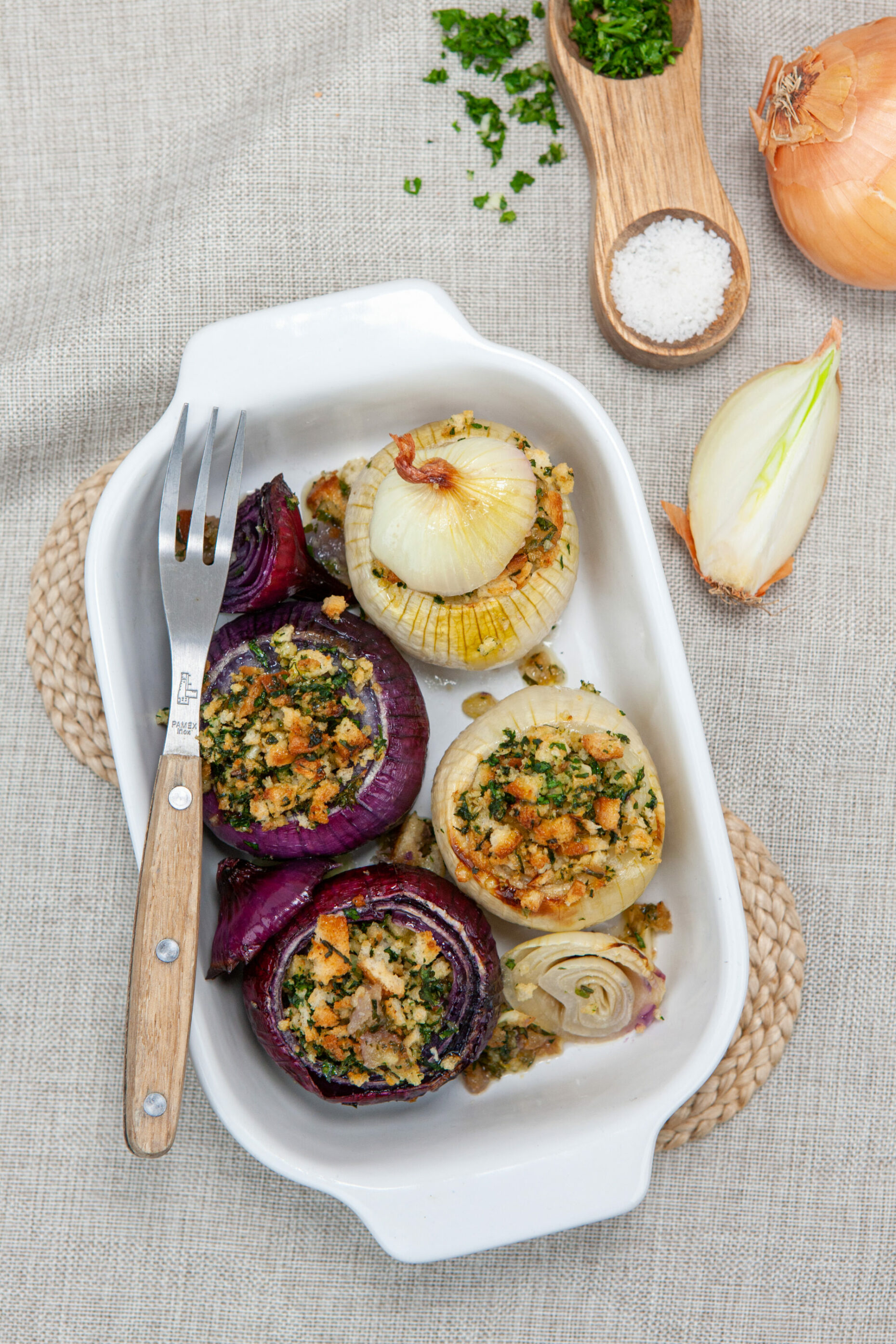 Oignons jaunes et rouges farcis et leurs champignons