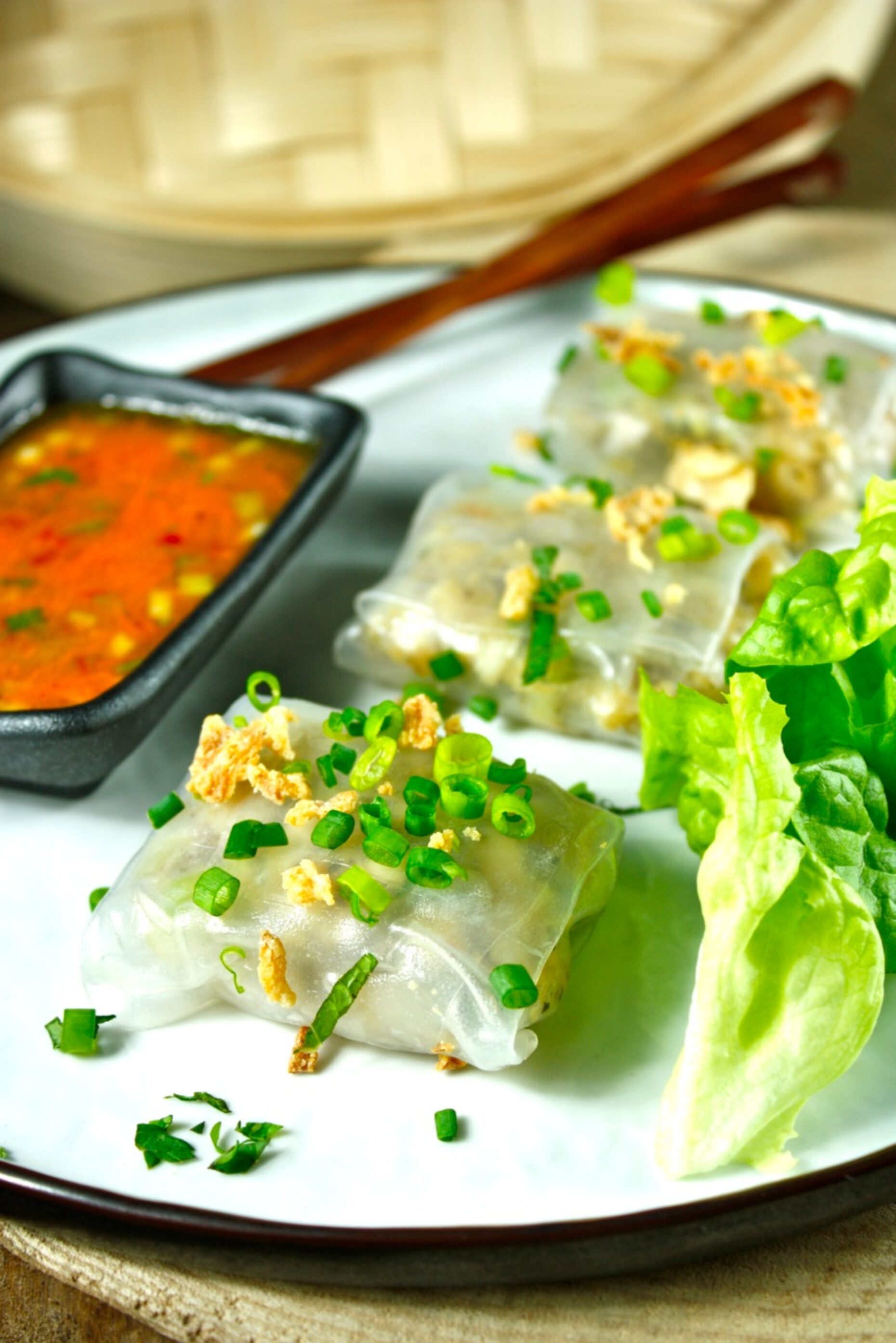 Petits paquets de poisson avec sauce aux légumes