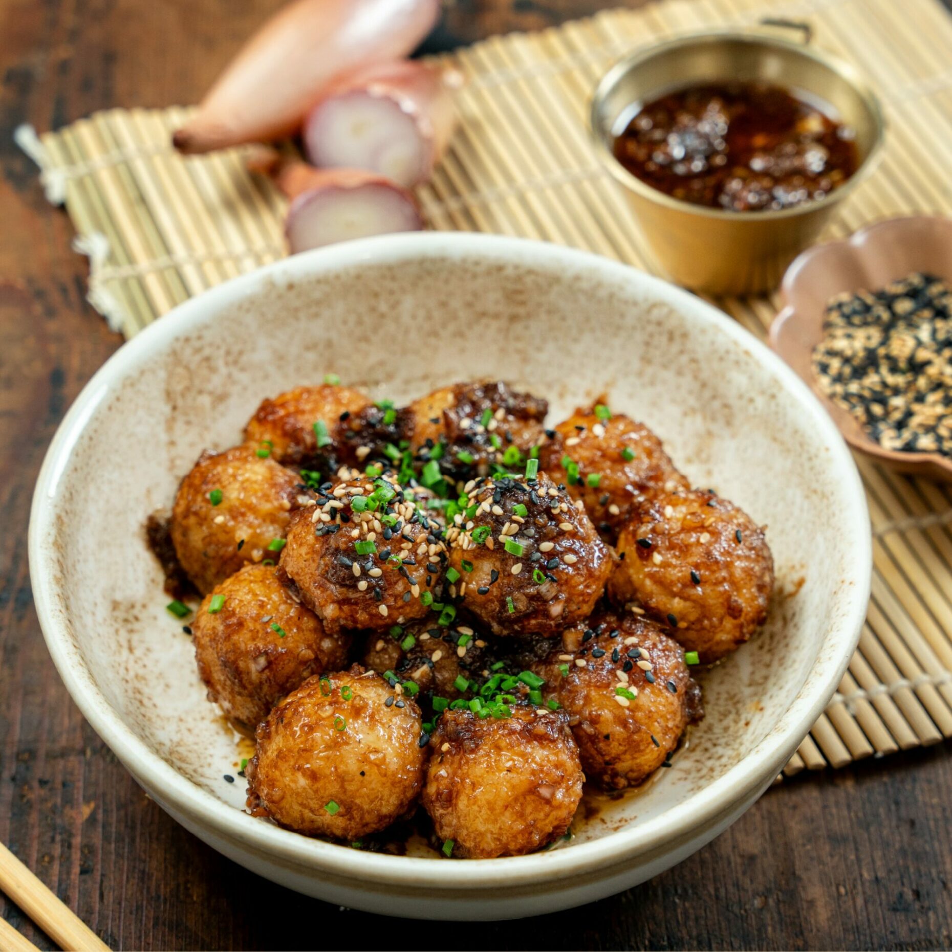 Boulettes de riz aux échalions, sauce soja, ciboulette
